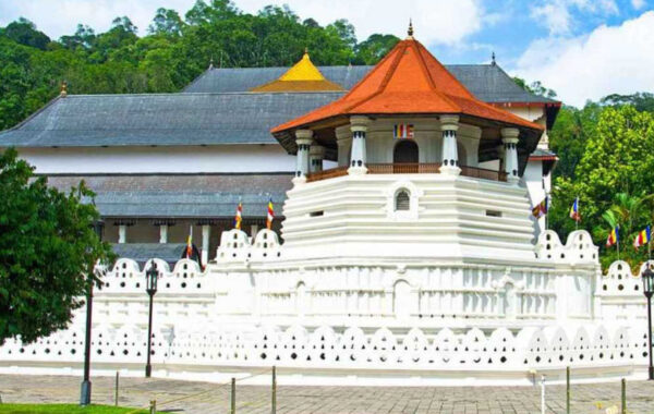 Dalada Maligawa - BH Lanka Tours